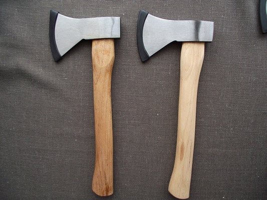 China 600G Forged carbon steel Hickory Wood Handle Hatchet Working Axe in Hand Tools supplier